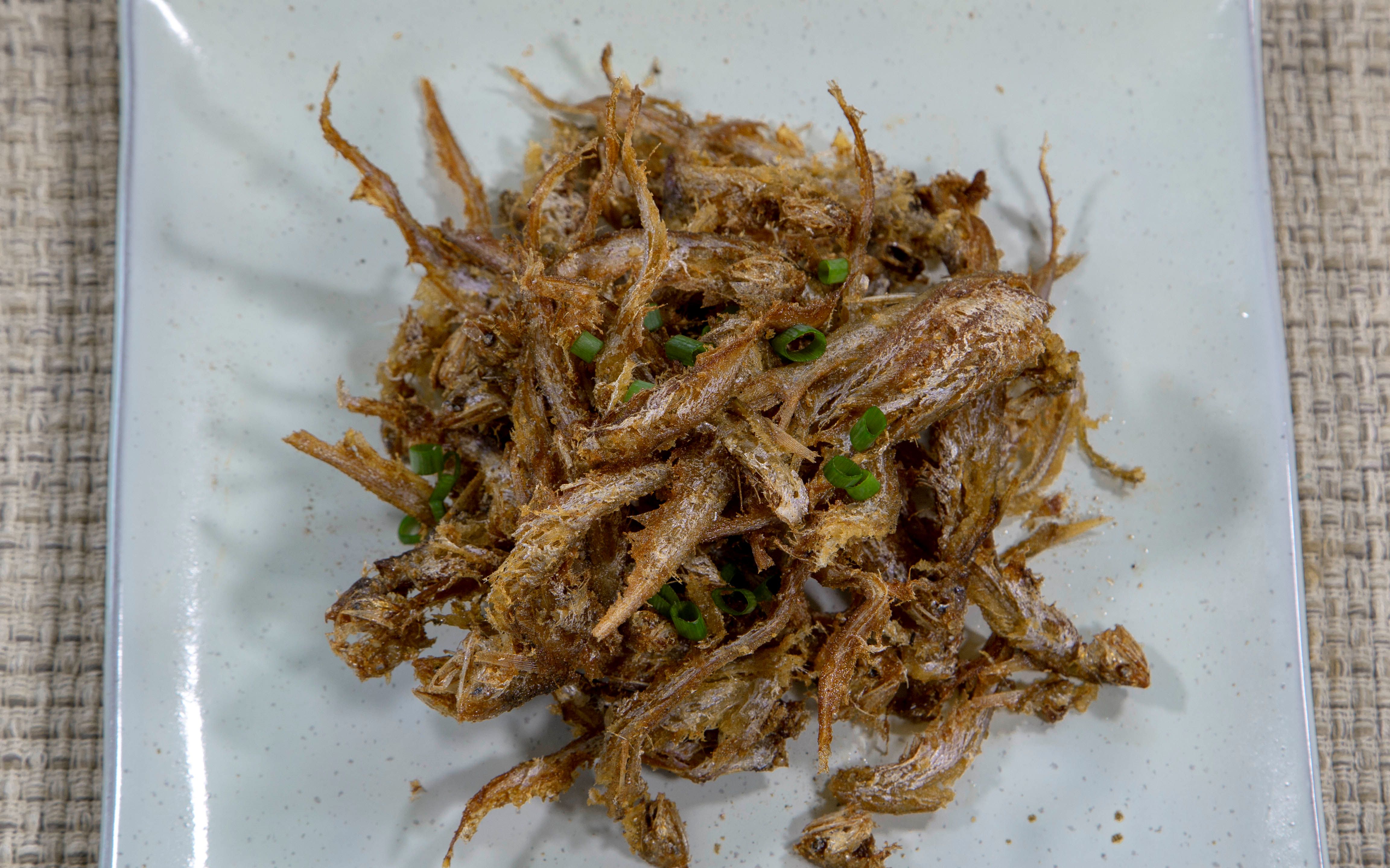 【油炸刀鱼】这做法解决了刀鱼刺多不会吃的问题