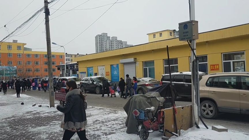 就在刚刚吉林市某小学门口拍摄到的一幕!