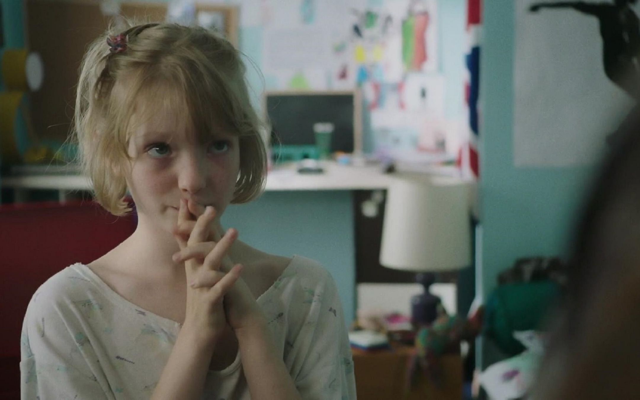 女孩被坏叔叔哄骗,玩了10年“挠痒痒”游戏,父母竟从未发现!