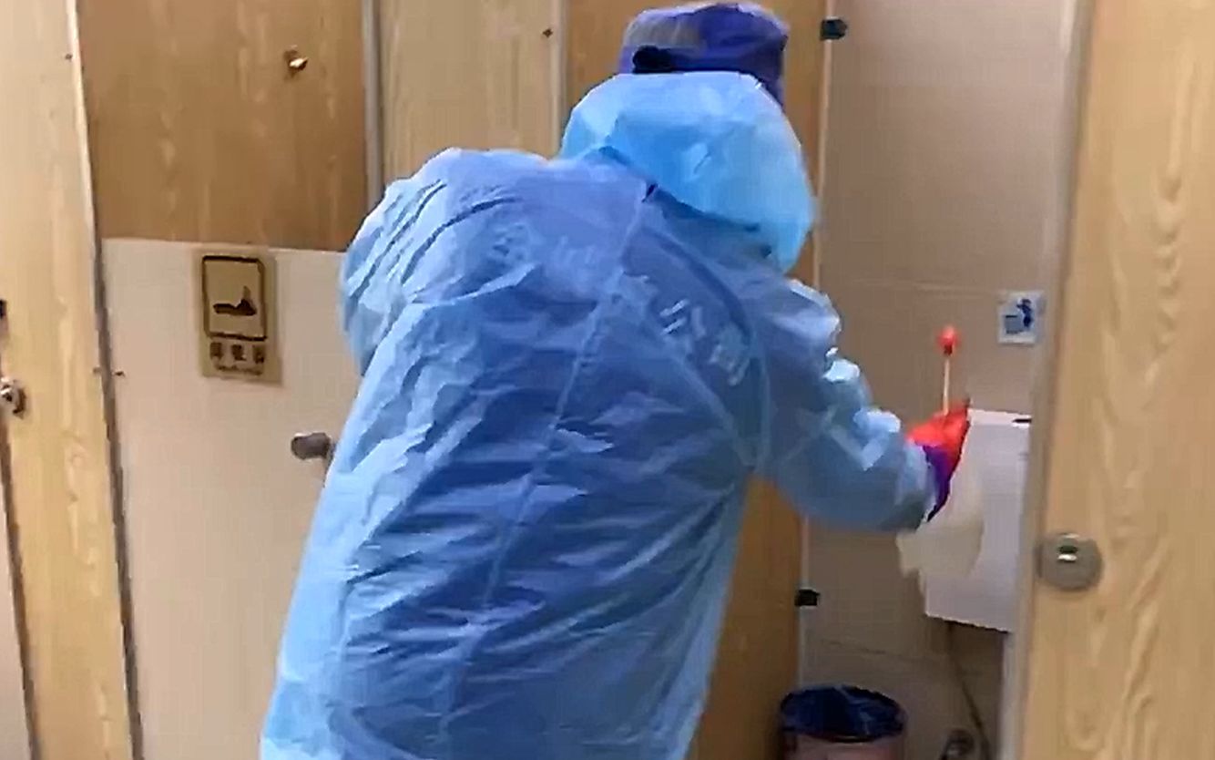 公厕管理员:垃圾桶都是成人尿不湿 让人心酸