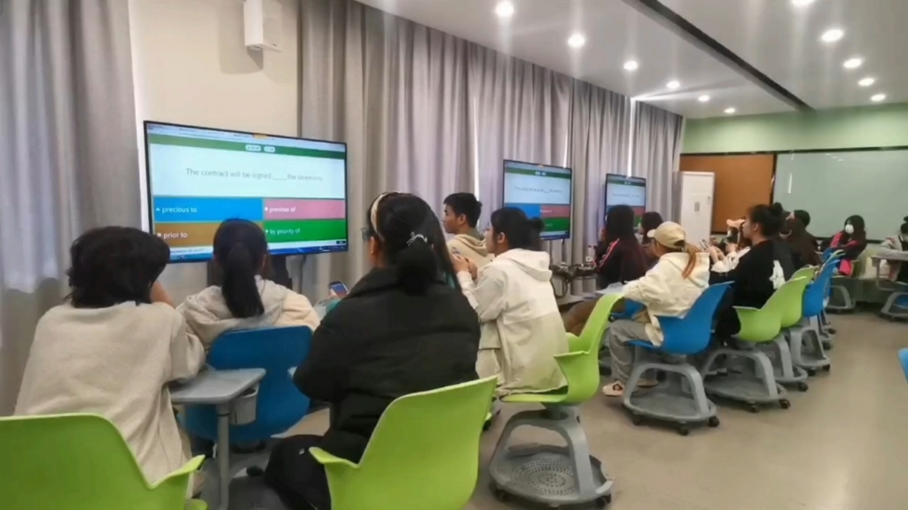 大学课堂的剥豆豆游戏