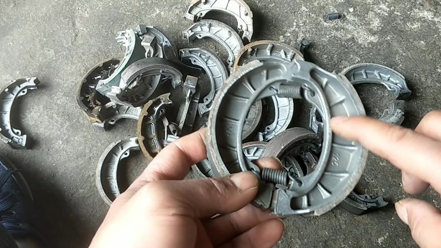 电动车刹车片换下千万不要扔掉,小伙帮你废品变卖高价