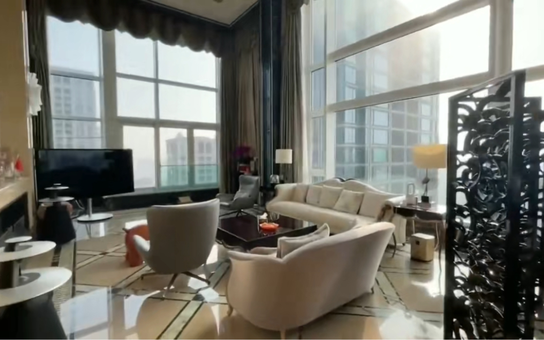 地处广州珠江新城C位,市中心优质核心资产,顶楼复式,按照别墅的标准...