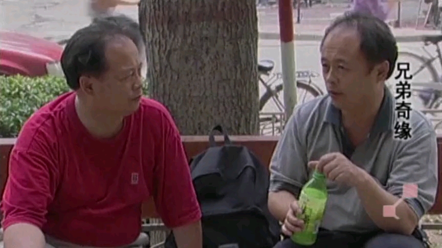 两个陌生男子偶然相识,竟长的一模一样,真相让两人大吃一惊