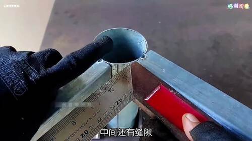 焊工老师傅的绝活,如何将两根方管完美焊接到圆管上