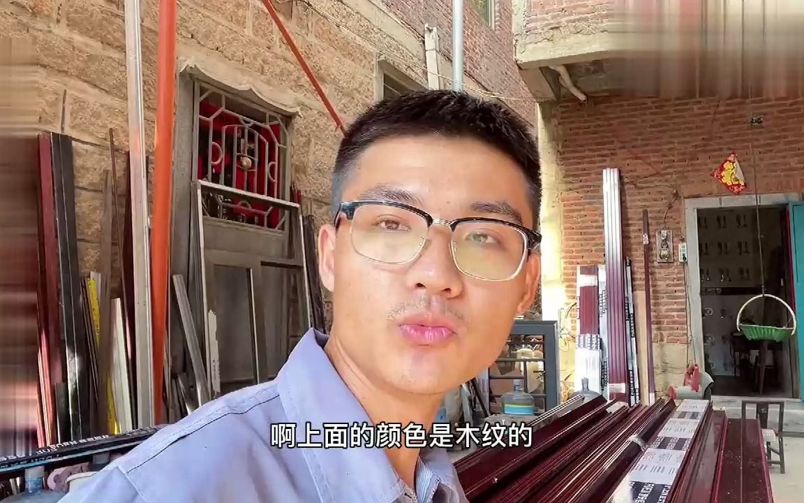 小伙给客户定做自建房大门,铝合金木纹,装上效果不比实木差