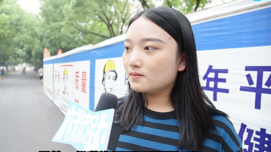 在校园里采访学生关于专业的问题,妹子说选错了学校选错了专业