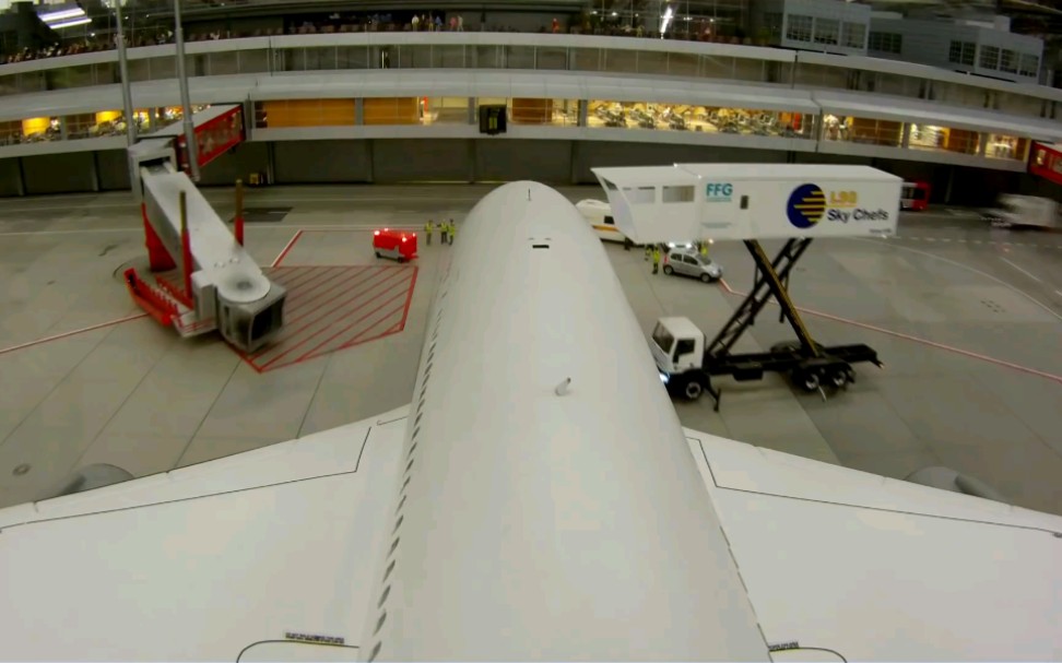 ...铁道模型沙盘,德国汉堡两兄弟做的,难得的各类交通工具的第一视角!