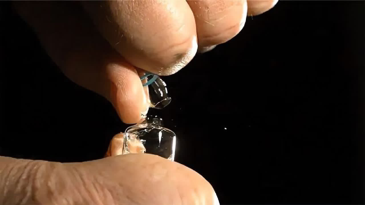 把安瓿瓶掰开以后,玻璃渣会掉进瓶子吗?看完慢镜头就明白了!