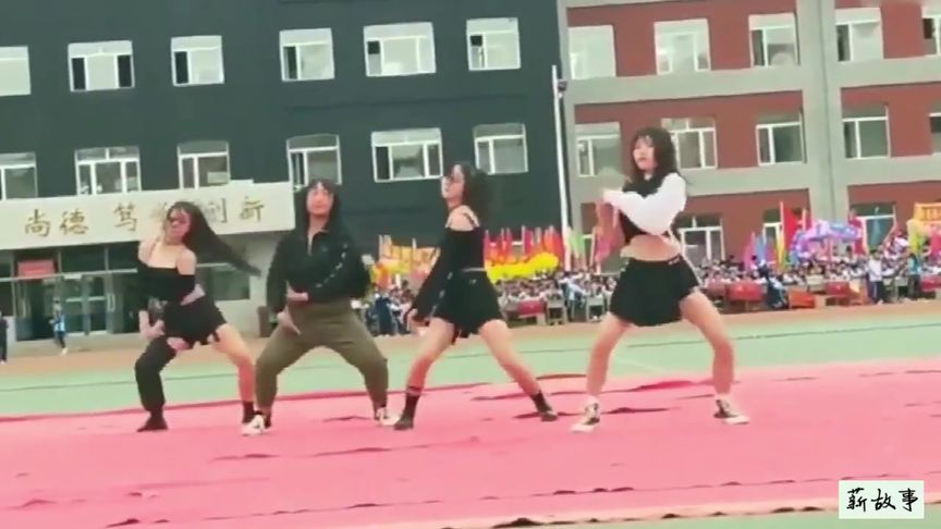 校运动会,高年级学生表演blackpink的舞蹈