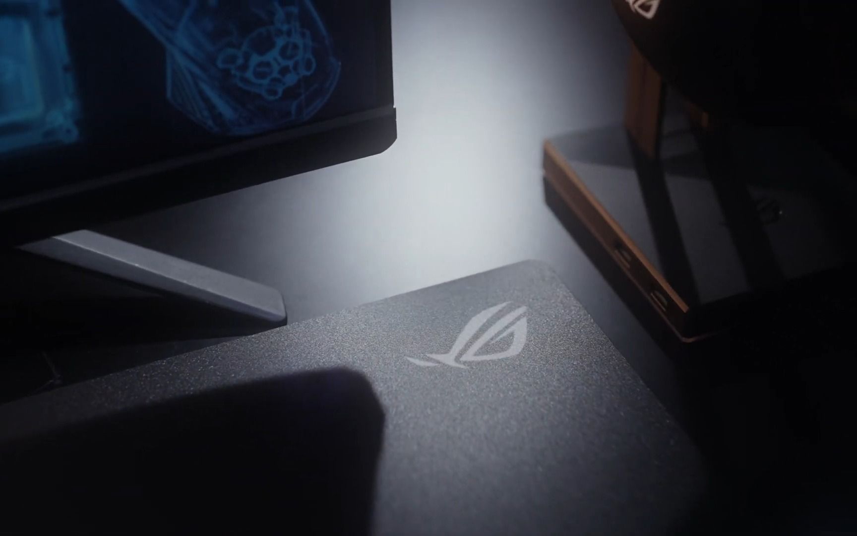 ROG Moonstone Ace L 月石钢化玻璃鼠标垫宣传片