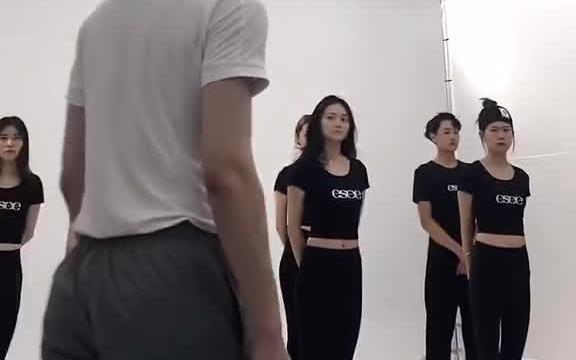 人的气质走路决定了许多,一起练起来呢模特培训 走路姿势 气质