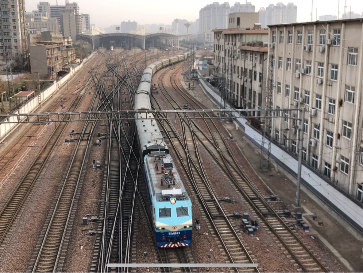 河南郑州,实拍K31次列车开出郑州站,SS8火车头牵引