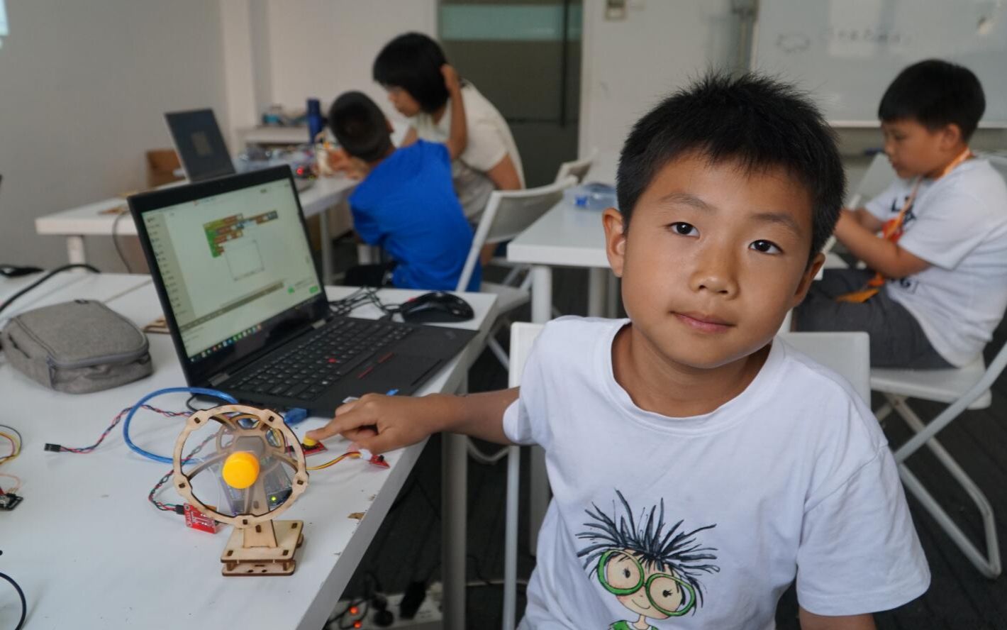 Arduino 智能温控风扇 柳俊泽(一年级)