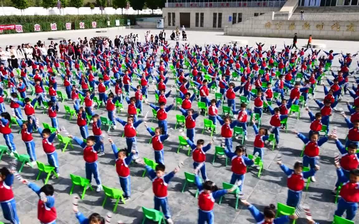 来自城关镇小太阳幼儿园大班组的器械操展示,场面精彩壮观,孩子们...