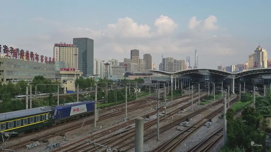 「铁道影像」沪蓉间最快普速列车K1158次抵达上海站