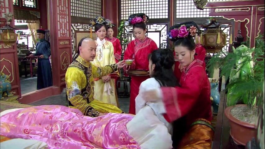 新还珠格格:皇上亲自为小燕子喂药,紫薇和柳青还以为小燕子挂了