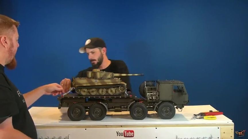 模型——国货精品,老外用国产Capo 8x8全金属越野卡车搭载坦克