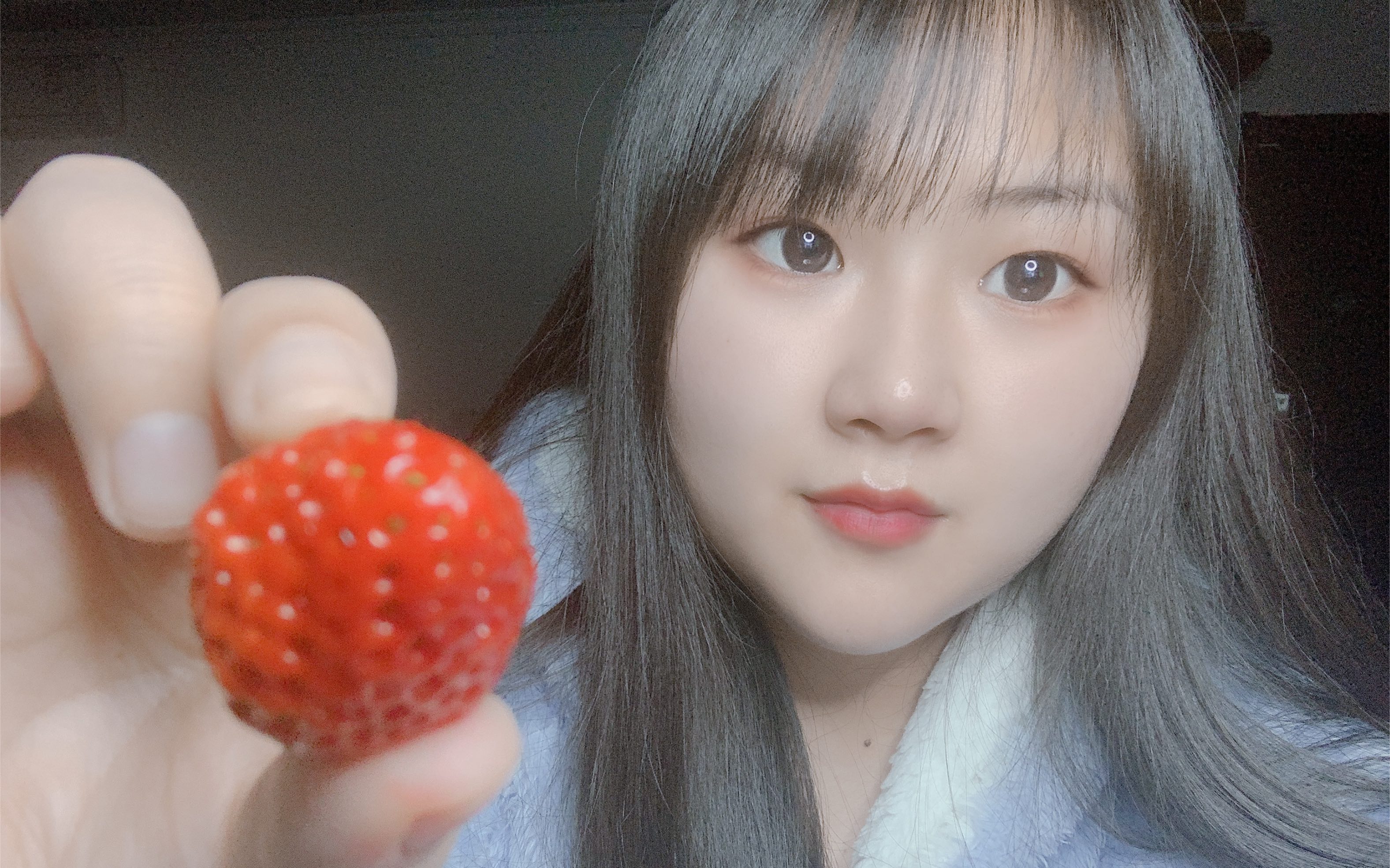 小拇指给您表演吃草莓 好听的咀嚼音+轻声吐槽 希望大家都能吃草莓...