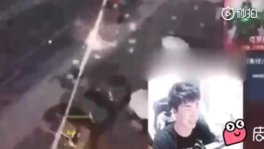 #骚男离婚# 游戏主播骚男直播时被前妻七七扇耳光,离婚是对的