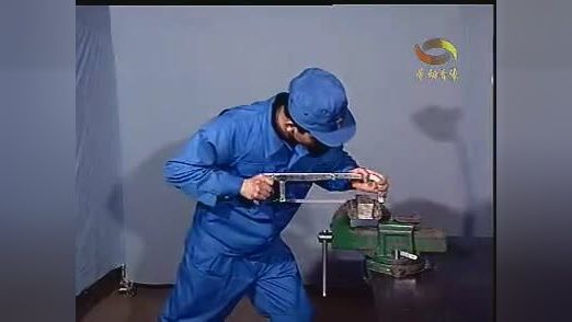 老钳工示范手工锯的用法,让你不再断锯条且好用省力!