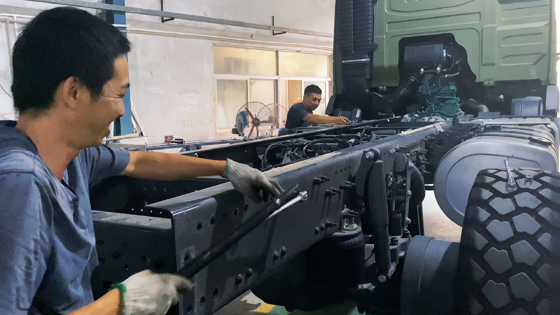 阿娜亚房车沃尔沃重卡四驱底盘改装(上集)