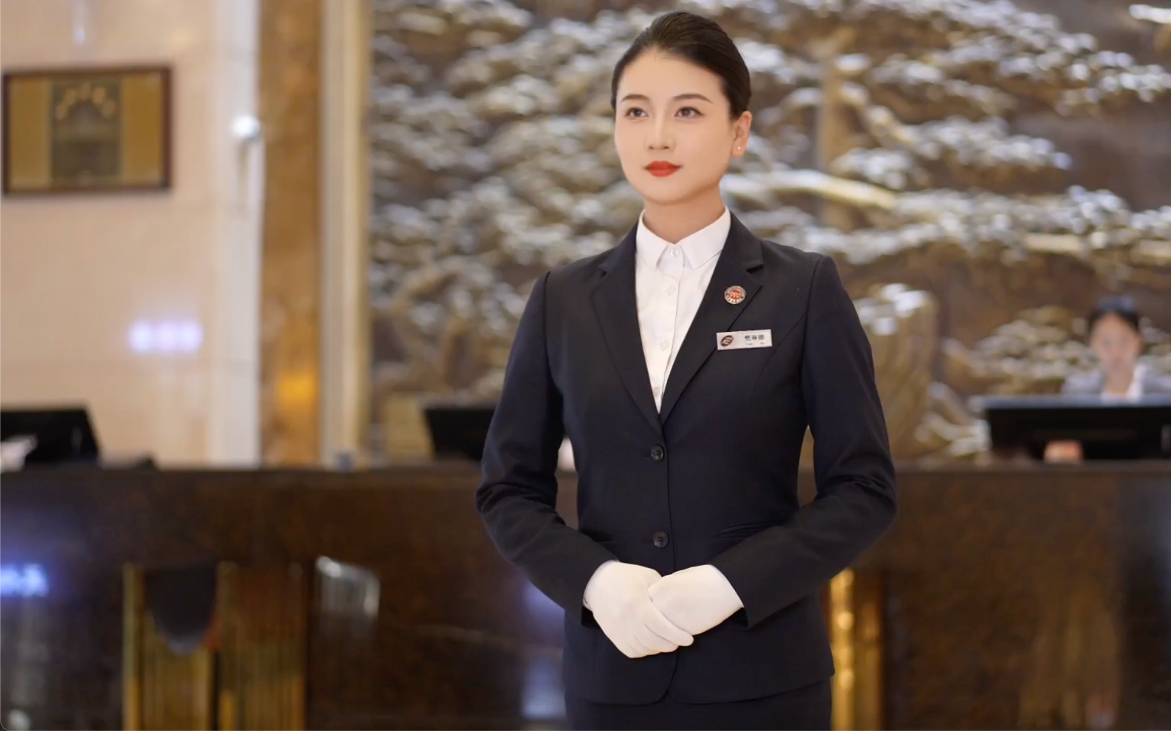 酒店以仪容映文化,优质服务显坚实保障,丽华标准铸就品质,规范仪表共...