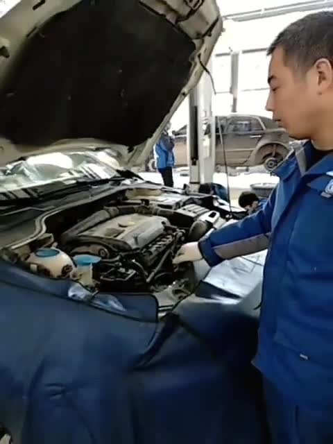 大众尚酷机油压力亮黄灯,经过检查,油位正常,是油位传感器插头坏了
