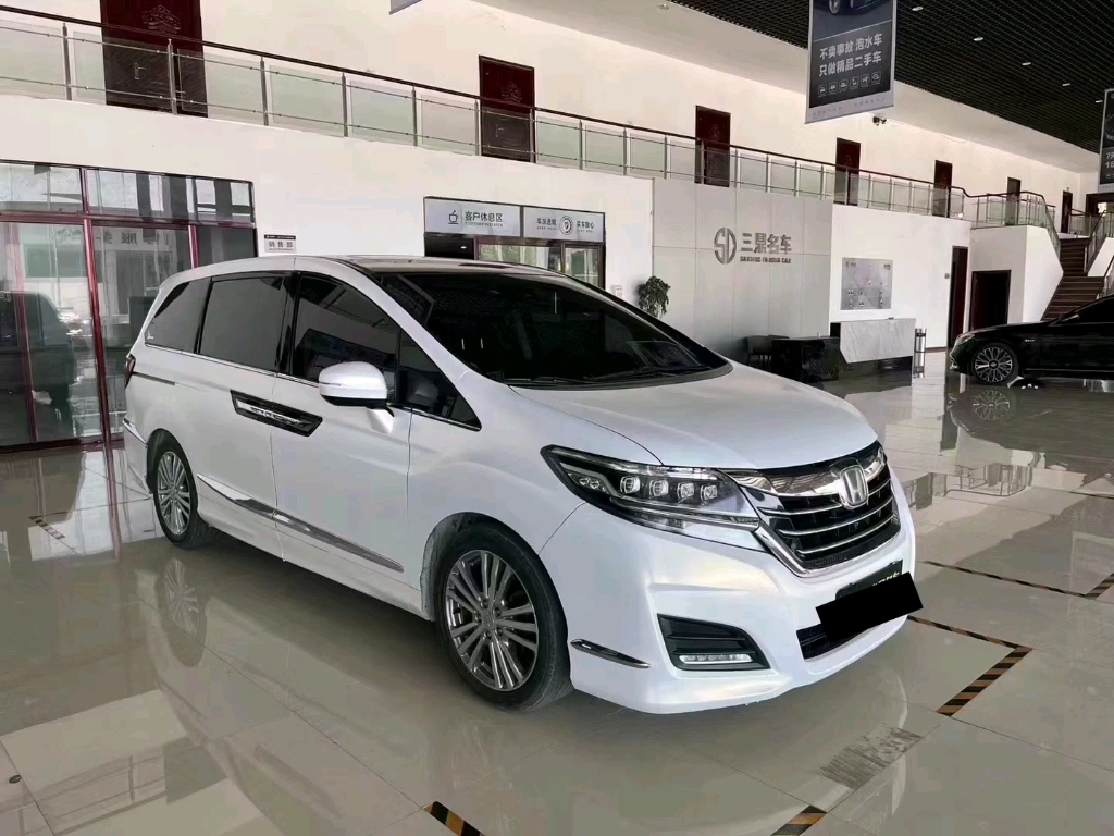 手续齐全 ,随时过户,17年艾力绅2.4至尊最顶配,双侧电动门,主动刹车,自...