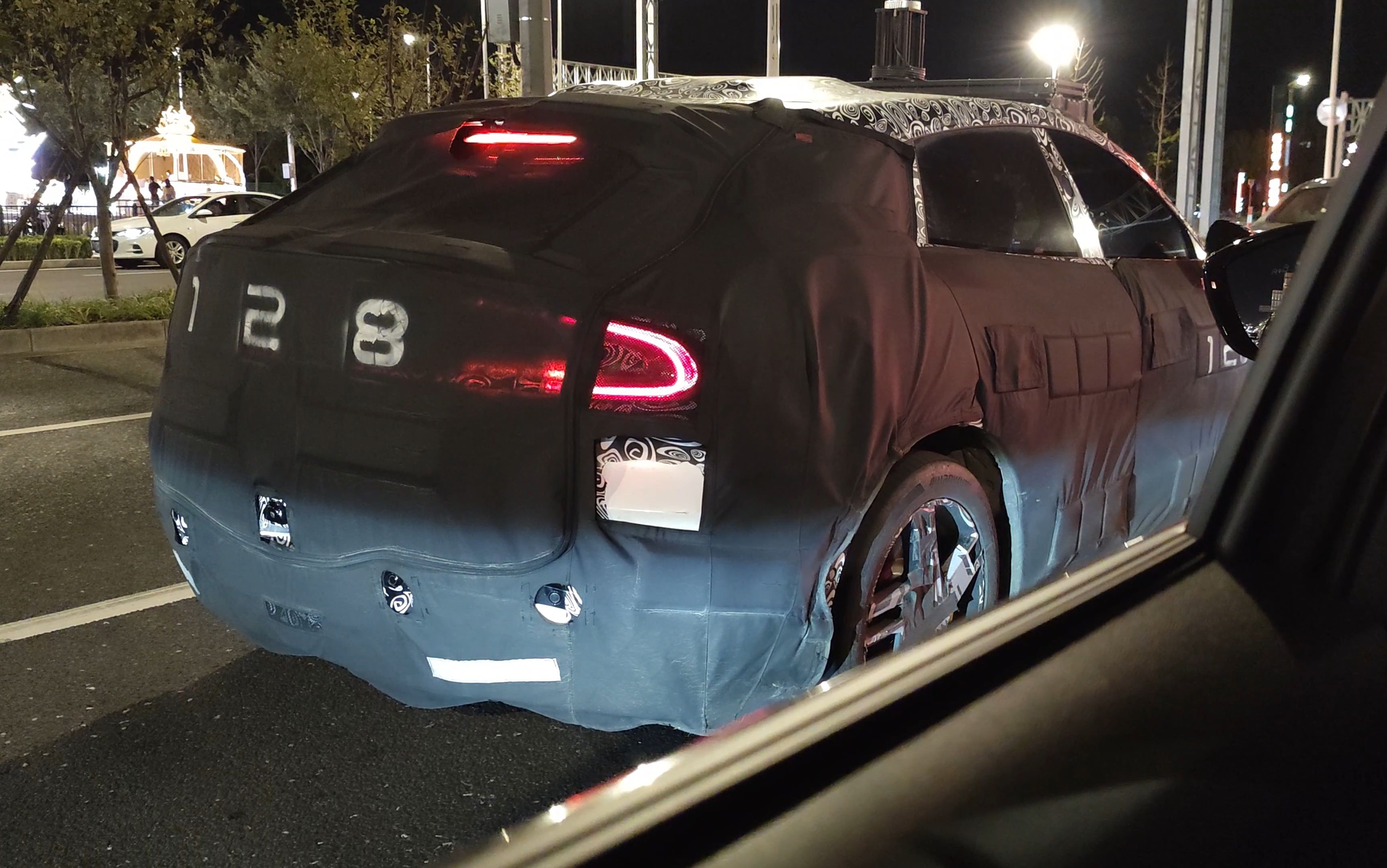 夜间偶遇小米SUV路试伪装车