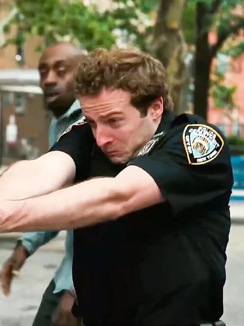 白人警官误以为黑人手中的手机是手枪,结果悲剧了《同等标准》