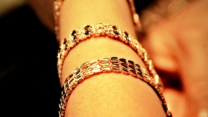 黄金手链怎么佩戴才更牢固?这个细节一定要注意!