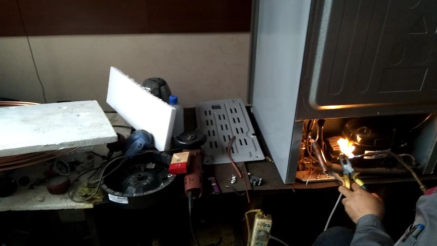 冰箱焊接过滤器过程。