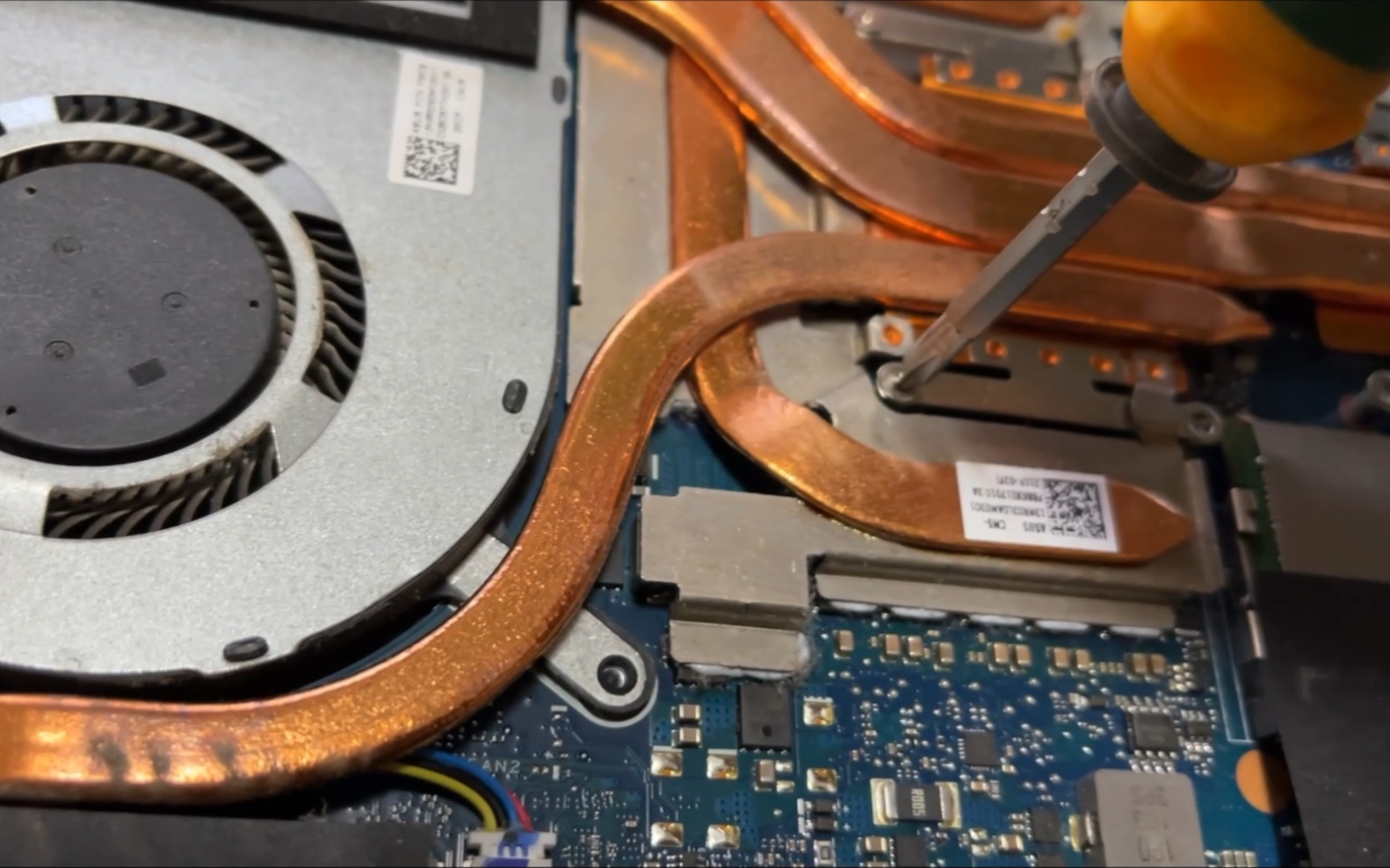 华硕天选拆风扇清灰