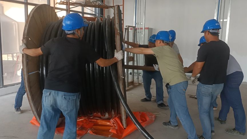 240电缆人工敷设!看电工师傅如何操作!