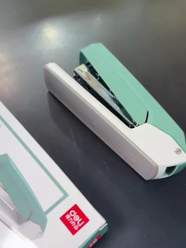 可旋转的订书机用着太方便了,无论多大的书本练习册都能订中缝贼...
