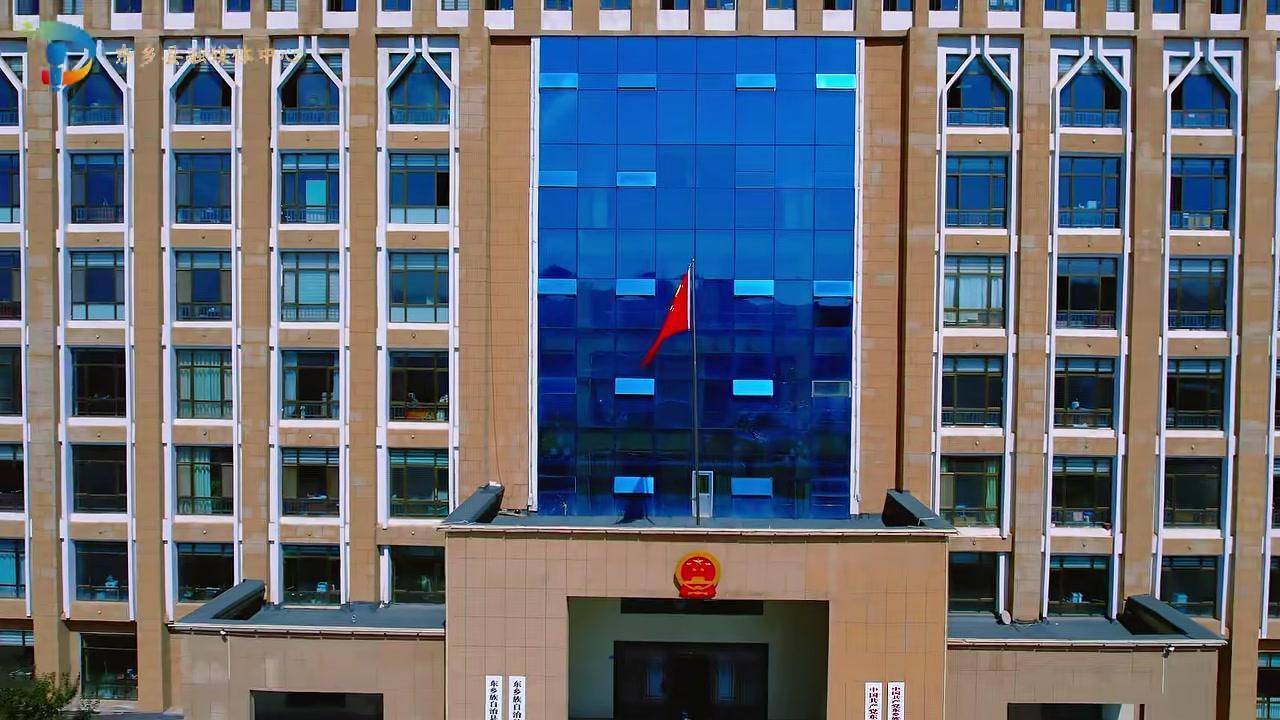 红旗漫卷过街角,花香裹着风把"中国红"吹向每个路口。抬头是飘扬的...