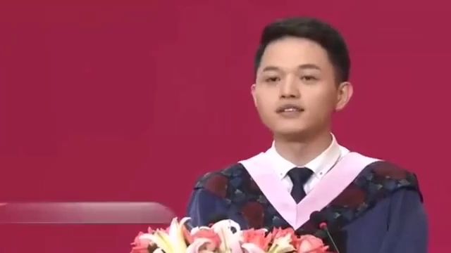 中国传媒大学小哥哥在毕业典礼的演讲,考上清华大学博士,厉害!