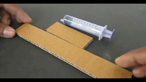 如何用纸板和注射器制作迷你液压升降机模型