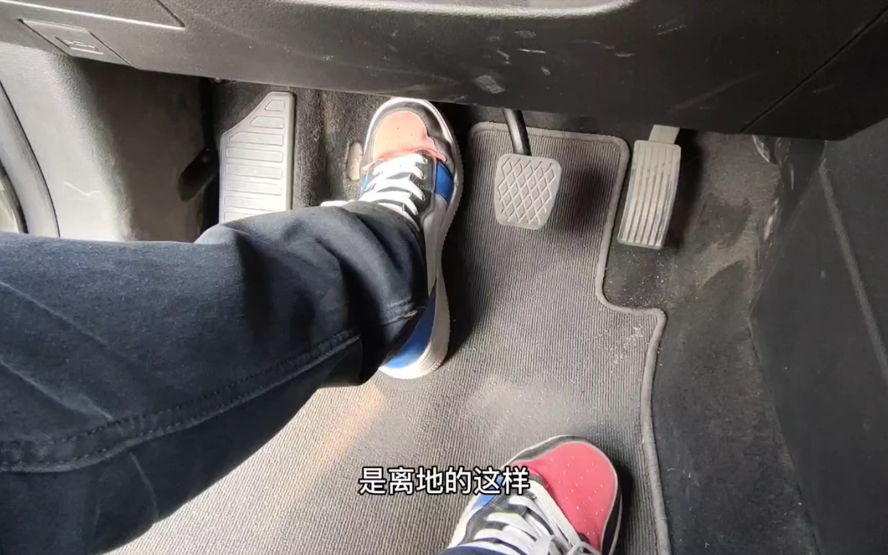 新手必须掌握的两种离合器踩抬方法,学会就是手动挡老司机