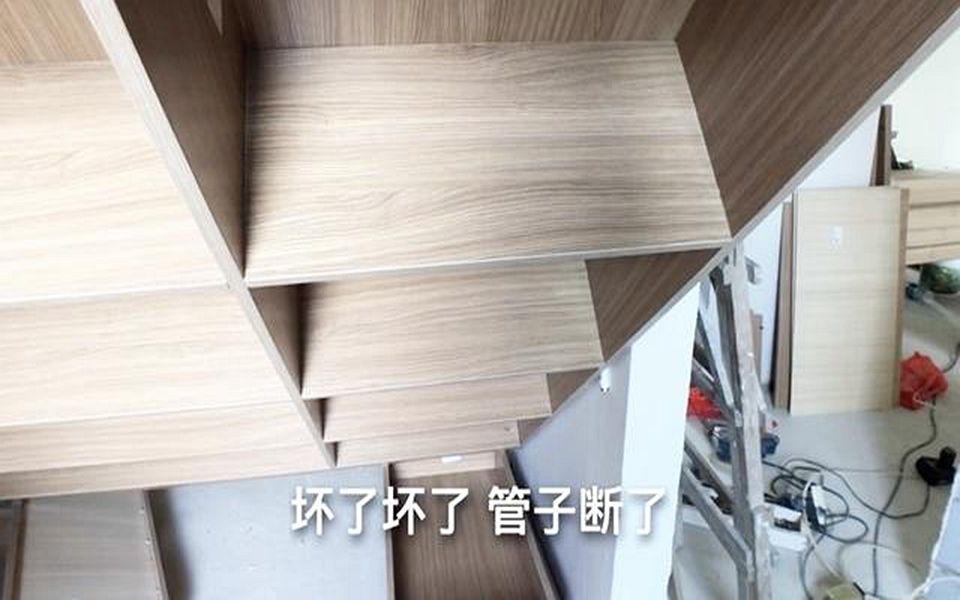 全屋定制家具,只来一位师傅安装,装修小伙好心帮忙却出意外