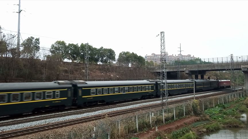 哈尔滨西开往海口的Z111次列车,全程运行4275公里用时45小时36分