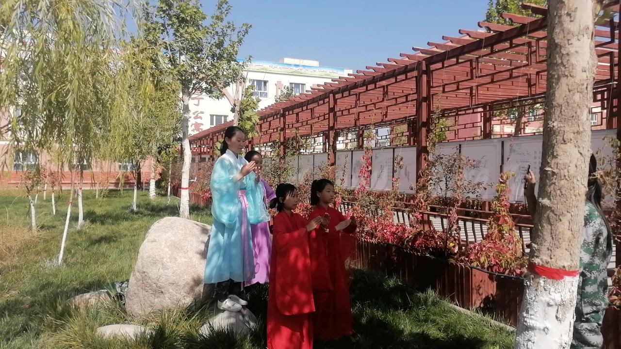 中秋来临之际,学校开展丰富多彩的活动,拓展了学生在校生活