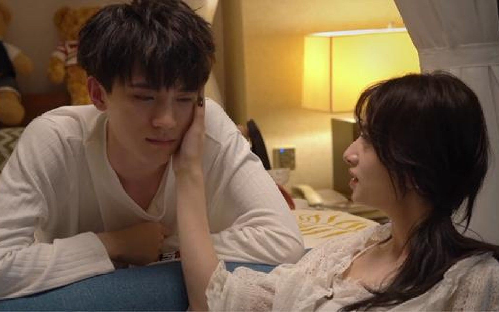 你微笑时很美:被艾佳今阳甜到了!壁咚热吻摸头杀,简直甜到齁