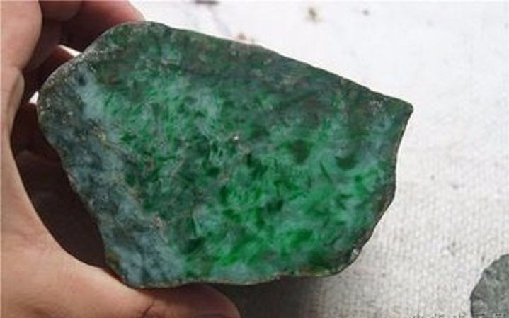 赌石交流:13公斤的百万级莫西沙“翡翠原石”,切开后涨还是赔?