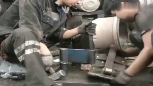 牛人创意:知道汽车是怎样换刹车片的吗?广西师傅告诉你,全是辛酸泪呀!