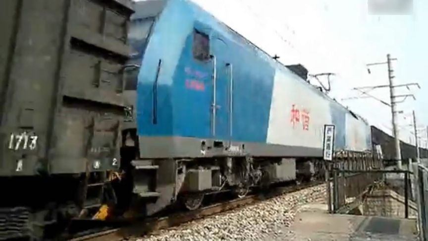 气势磅礴的大秦铁路单元式万吨重载列车 中间再加一组火车头