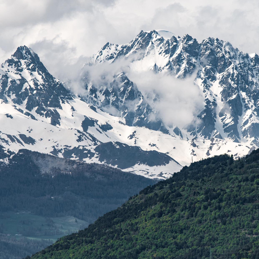 群山匍匐 