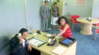 总经理在办公室抱着女秘书,这时候有人敲门,吓得他把秘书扔到了地上