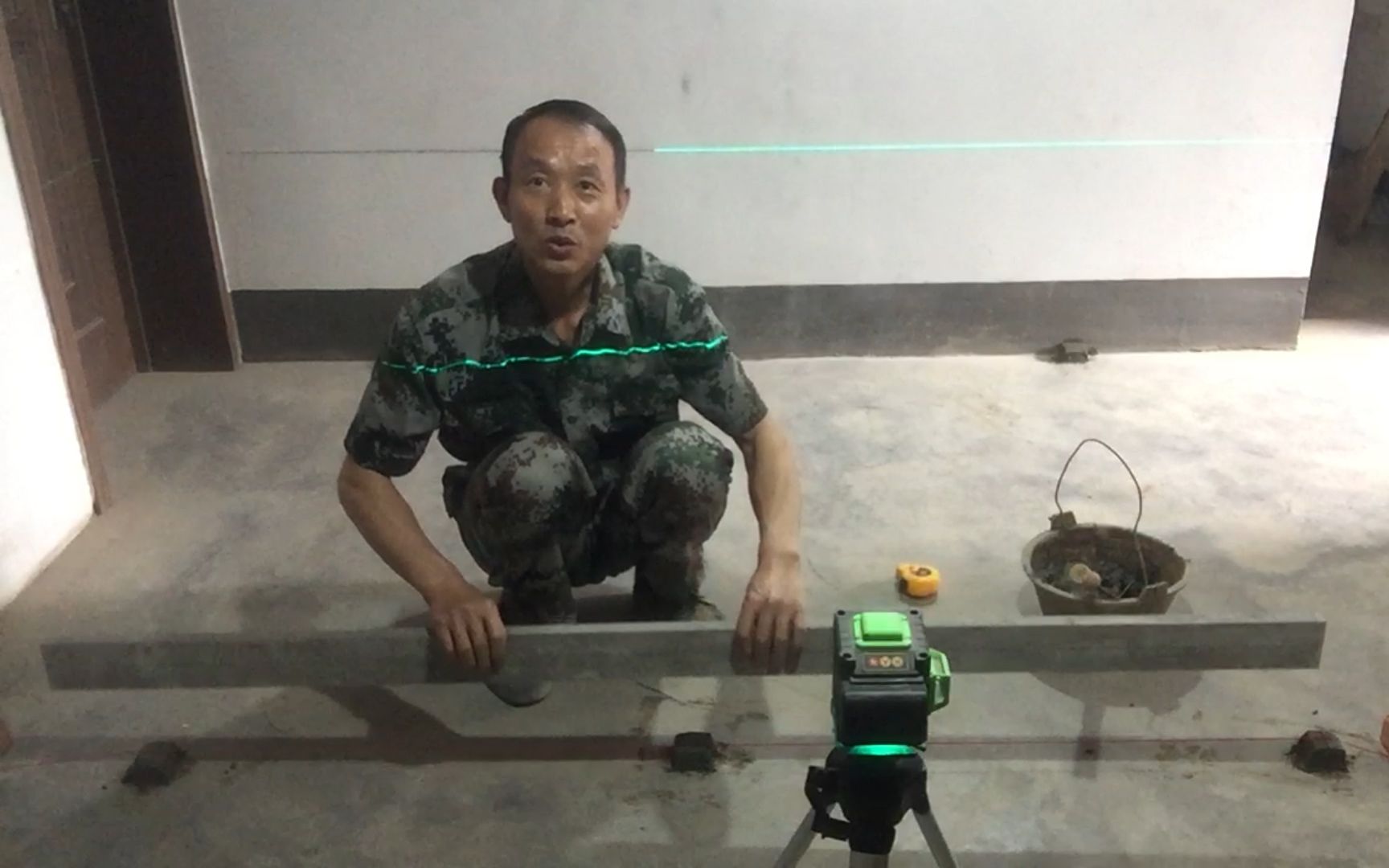 地面找平最好方法,水平仪测好全房标高,地面预埋管线最高点为准